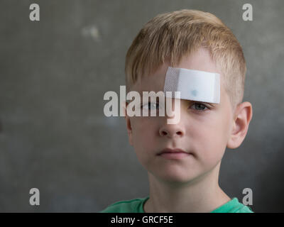 Bandage on blood wound head Stock Photo - Alamy