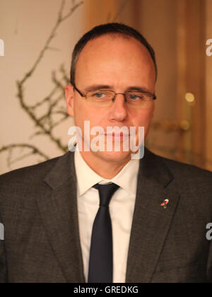 Peter BEUTH, Hessian Minister of the Interior, and. Daughter Katharina ...