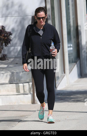 Jennifer Garner seen out and about on her cell phone in Santa Monica ...