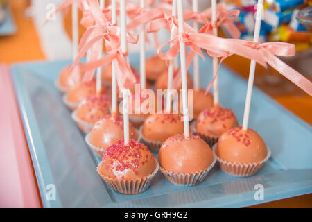 Wedding decorations with different sweets: macarons, cupcakes and ...