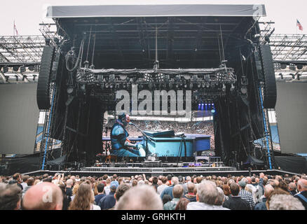 Bruce Springsteen performs at MTV concert at the Ricoh Arena in ...