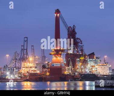 Pipelay ship, Lewek Constellation Stock Photo - Alamy