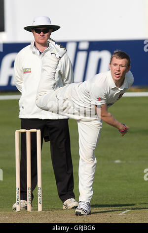 Tom Craddock in bowling action for Essex - Essex CCC vs Yorkshire CCC ...