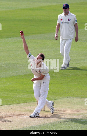 David Griffiths in bowling action for Kent as Jaik Mickleburgh looks on ...