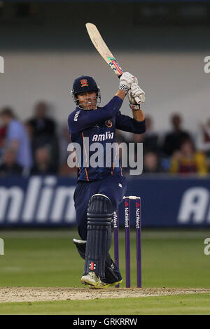 Ben Foakes hits out for Essex as Matt Prior looks on - Essex CCC vs ...