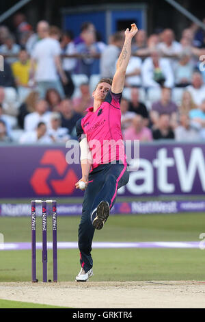 Harry Podmore in bowling action for Kent during Kent CCC vs Essex CCC ...