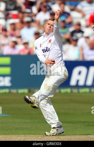 Tom Craddock in bowling action for Essex - Essex CCC vs Leicestershire ...