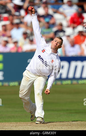 Tom Craddock in bowling action for Essex - Leicestershire CCC vs Essex ...