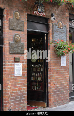 The Harp Bar in Belfast's Cathedral Quarter Stock Photo - Alamy