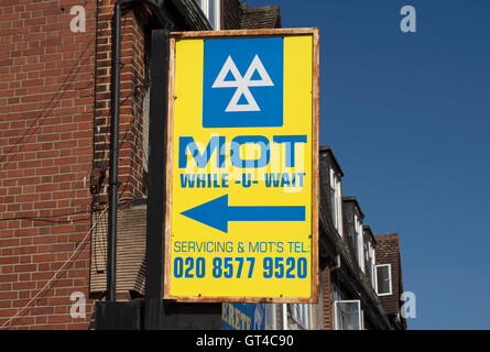 MOT While U Wait Sign Stock Photo - Alamy
