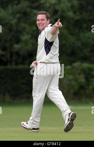 Upminster bowler Alan Ison claims his fifth wicket - Gidea Park ...