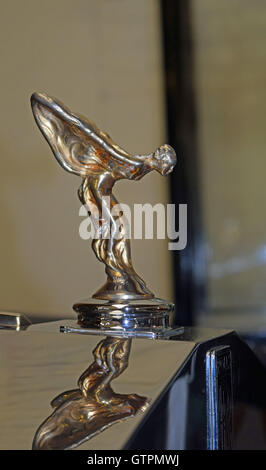 Rolls Royce badge and Flying Lady mascot on the front of a car Stock ...