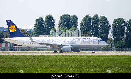 Side view of a Lufthansa Airbus A320 aircraft on approach to land at ...
