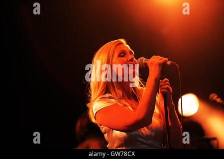 Close-up of Sarah Cracknell lead singer of the electronic music band ...