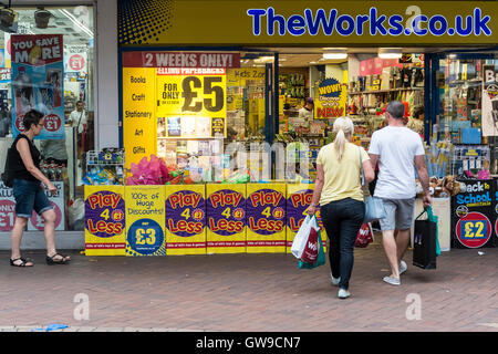 2 people entering a shop Stock Photo - Alamy