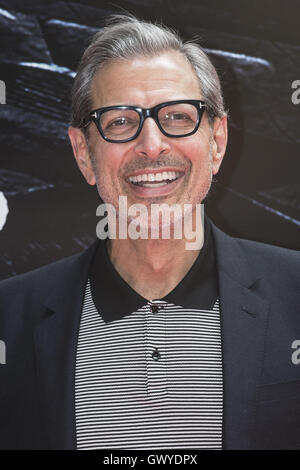 Actors attends a photocall for "Independence Day: Resurgence at Euston ...