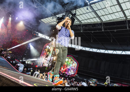Coldplay performs live with a fantastic light display at Wembley ...