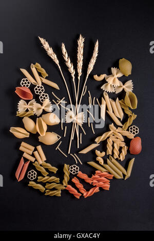 Gray background with whole grain pasta Stock Photo - Alamy