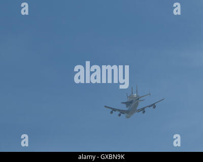 The Space Shuttle Endeavor piggyback on a Boeing 747 Stock Photo - Alamy