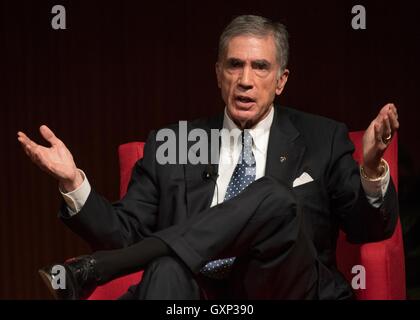 Former Governor of Virginia Chuck Robb, left, and wife Lynda Bird ...