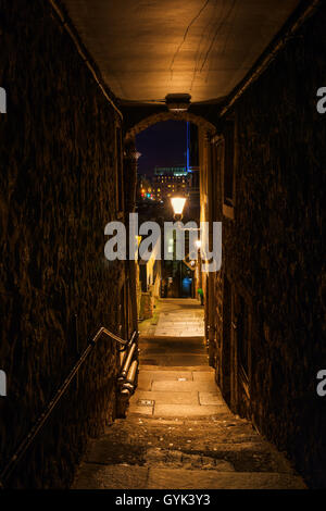 Narrow alleyway in Edinburgh Stock Photo - Alamy