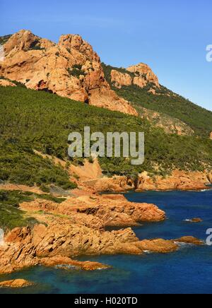 Esterel mediterranean red rocks coast, beach and sea. French Riviera in ...