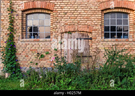 Wooden and brick farmyard Barn Stock Photo - Alamy