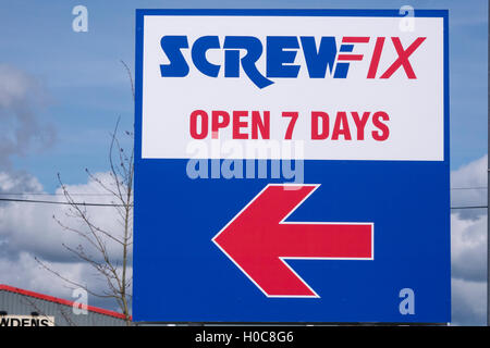 Screwfix store sign advertising open 7 days Bishops road trade park ...