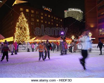 Berlin Potsdamer Platz Weihnachten Eislaufen Ice Skating Stock Photo ...