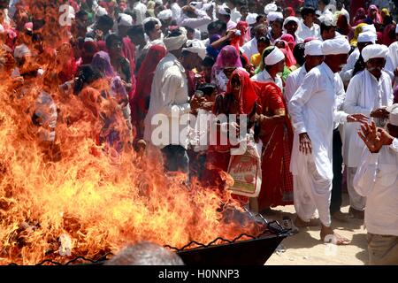 Members of the Bishnoi community socio-religious group, pay tributes ...