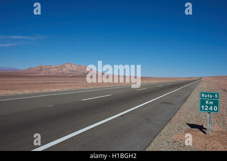 Pan American Highway (Ruta 5) running through the harsh and arid ...