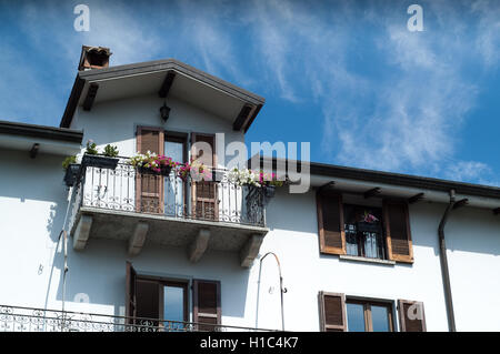 beautiful Italian house against bright blue sky Stock Photo - Alamy