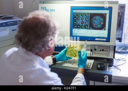 Antibiogram in a petri dish reading by an automaton, Angouleme hospital ...