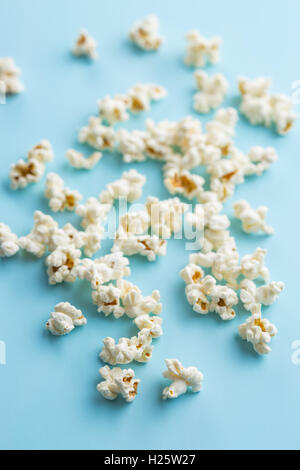 Popcorn blue background Stock Photo - Alamy