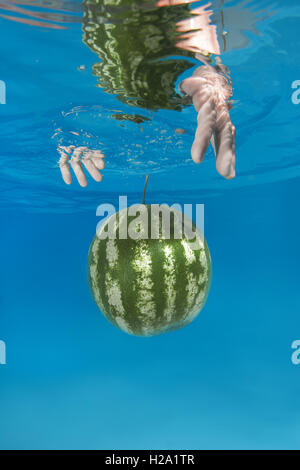 Odessa, Ukraine. 18th Sep, 2016. Lemon splashing in blue water © Andrey ...