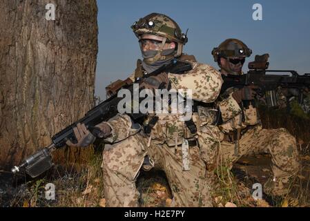 German female infantry soldier of Teileinheit 900 of Jägerbataillon 1 ...
