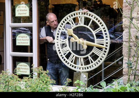Witney, Oxfordshire, UK. 27th October, 2016. Clock repairer Steve ...