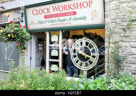 Witney, Oxfordshire, UK. 27th October, 2016. Clock repairer Steve ...