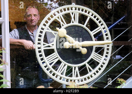 Witney, Oxfordshire, UK. 27th October, 2016. Clock repairer Steve ...