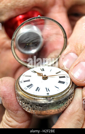Witney, Oxfordshire, UK. 27th October, 2016. Clock repairer Steve ...