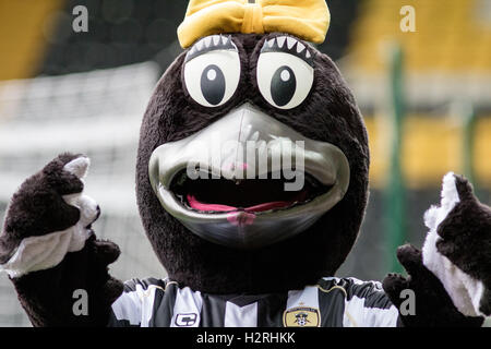 Mrs Magpie, Notts County mascot Stock Photo - Alamy