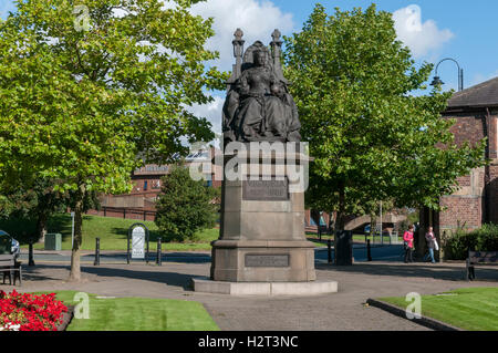 St. Helens Victoria Square, town hall and statue Stock Photo - Alamy