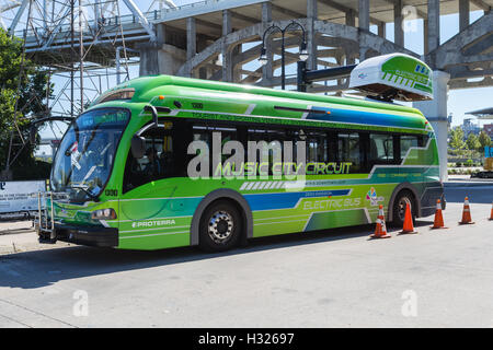 An electric Music City Circuit circulator bus leaves the Music City ...