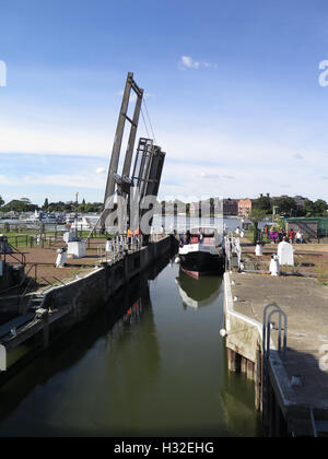 Oulton broad lock gate, Suffolk, England Stock Photo - Alamy