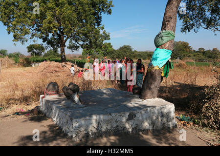 Aai Deo Puja, ANDH TRIBE, Injegaon village, Maharashtra, India Stock ...