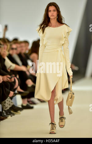 Belo Horizonte, Brazil. 5th October, 2016. designer fashion show Faven ...