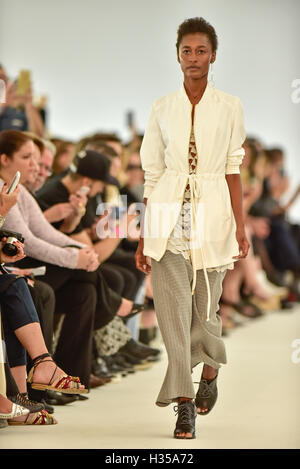 Belo Horizonte, Brazil. 5th October, 2016. designer fashion show Faven ...