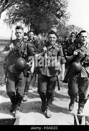 WW2: German troops march through the Champs Elysees, Paris, France ...