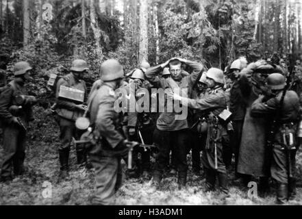 German soldiers with Russian prisoners, 1941 Stock Photo - Alamy