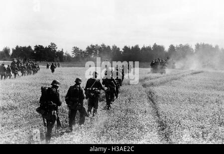 German troops advancing on the Eastern Front, 1941 Stock Photo - Alamy